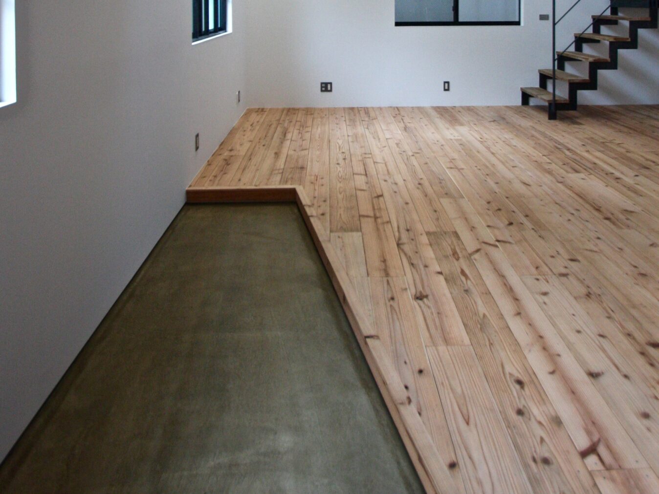 プロ御用達のコンクリートクラック補修剤「クラックフィラー」とは？ – コンクリート・ステイン塗料の国産メーカー AFJ株式会社